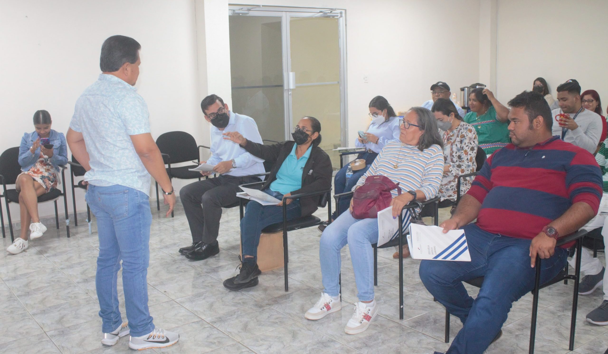 Trabajadores chiricanos culminan programa Escuela Básica Laboral del IPEL - Decisiones Panamá