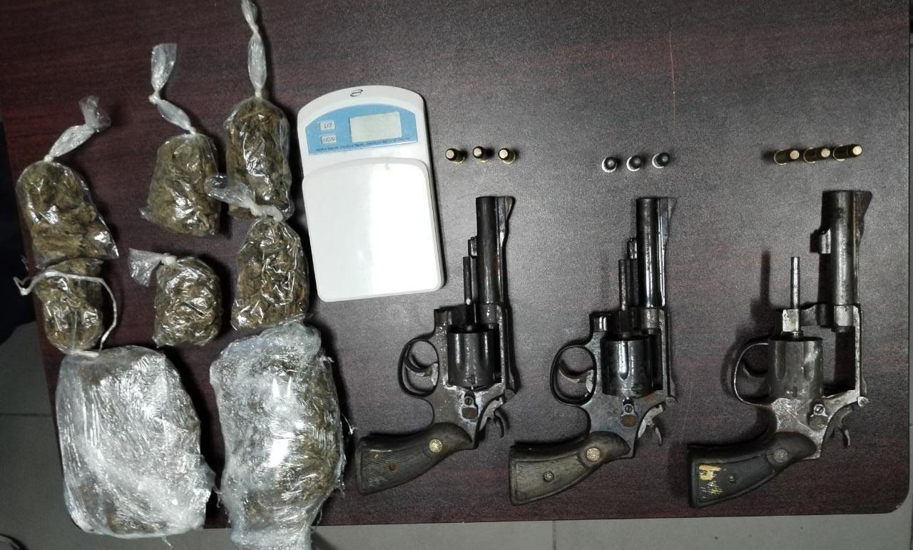 Policías incautan tres armas de fuego y decomisan marihuana en Colón - Decisiones Panamá