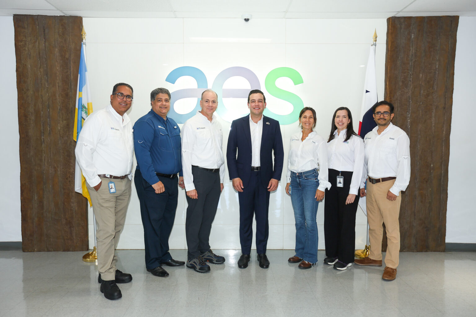 Embajador de EE.UU. visita planta de AES en Colón, el mayor ...