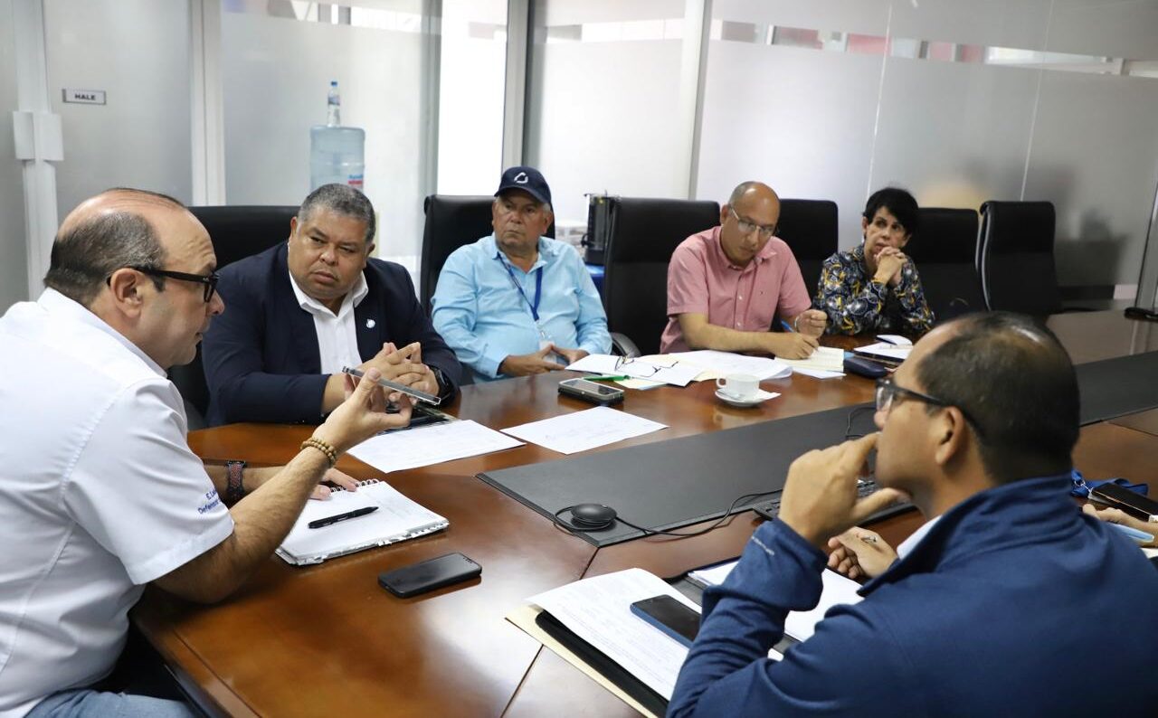 Defensor y director del IDAAN coordinan acciones ante quejas de ...